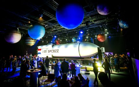 This Virtual Reality SpaceBuzz Bus Lets You Feel What It's Like to See ...