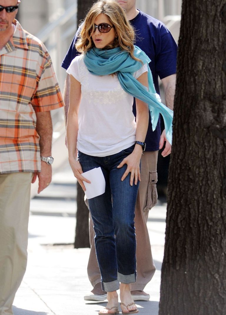 32 Times Jennifer Aniston Made Jeans And A T Shirt Look Super Stylish