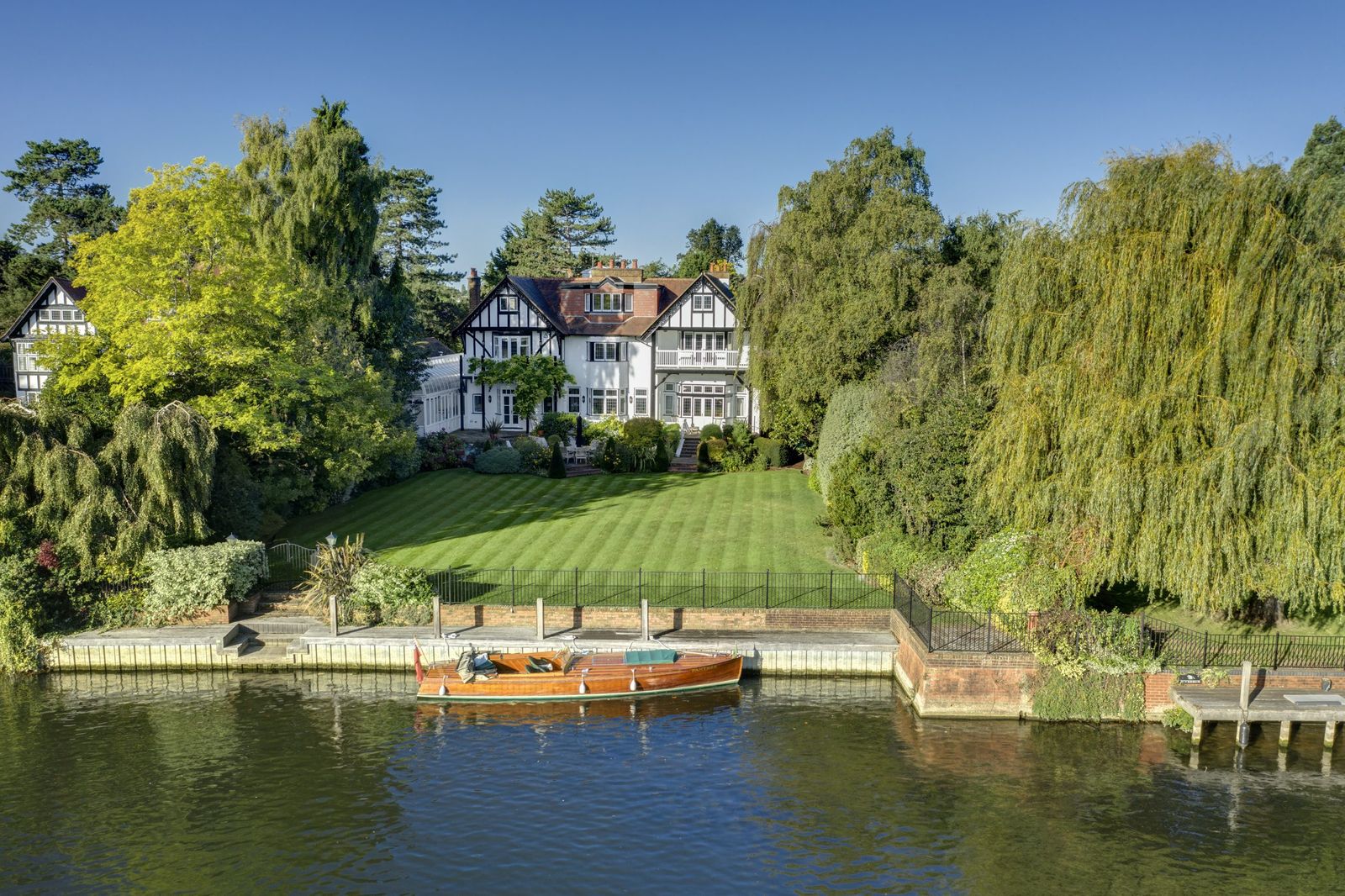 A simply perfect house on the Thames with gardens that run down to the ...