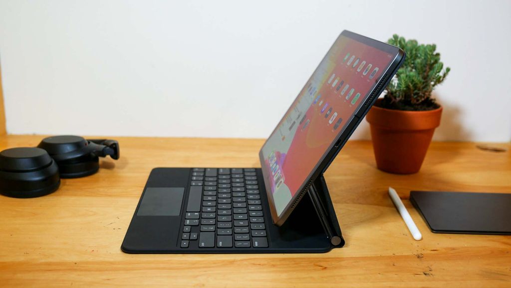 The Logitech Flip Folio tops the iPad Magic Keyboard for 2 reasons that ...