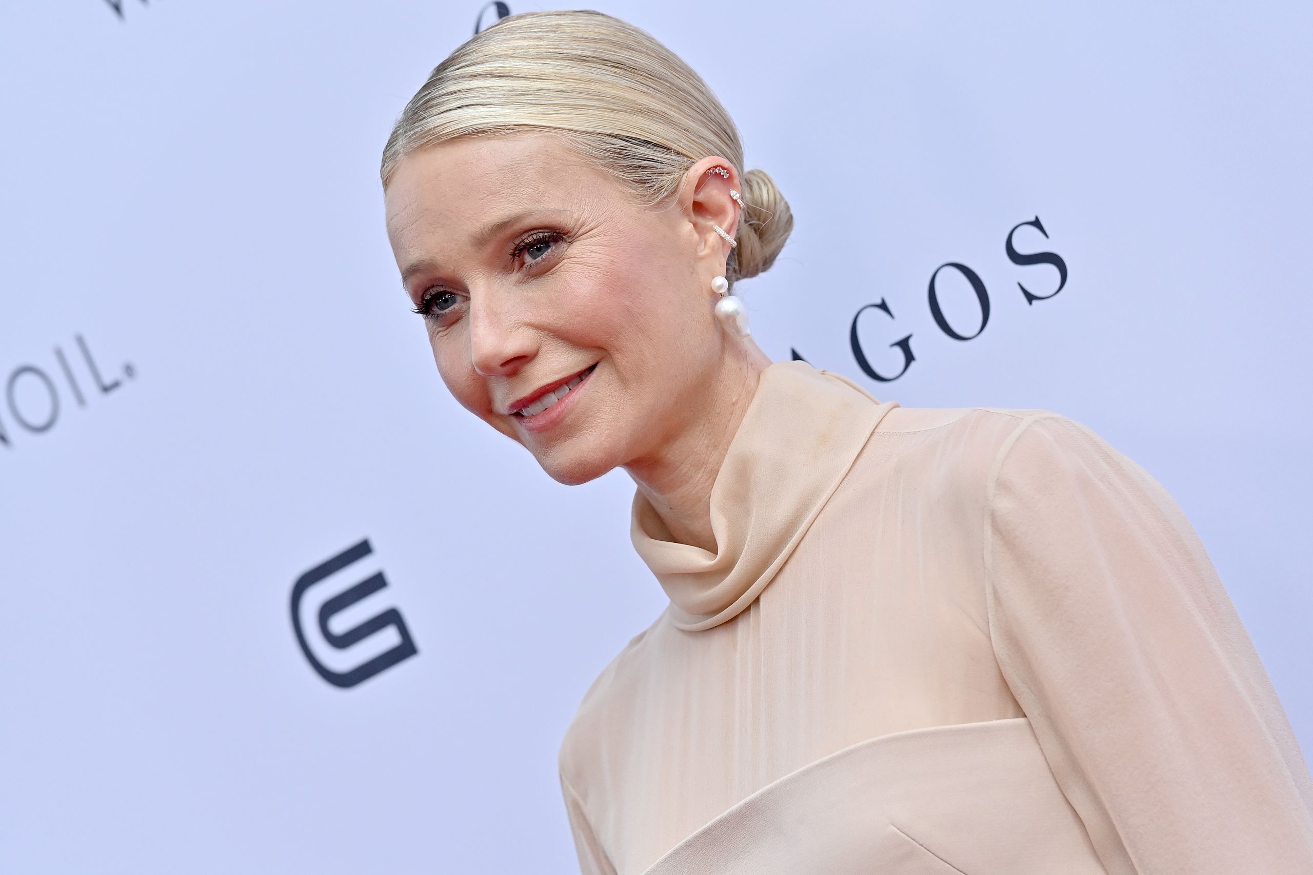 Gwyneth Paltrow uses the craziest thing to prop open her garden gate ...