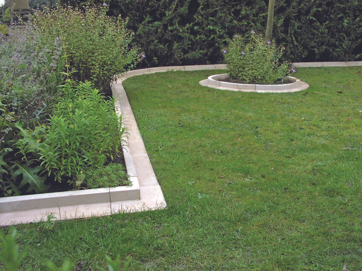 Lawn Edging Ideas: 8 Ways to Finish Your Lawn in Style | Homebuilding