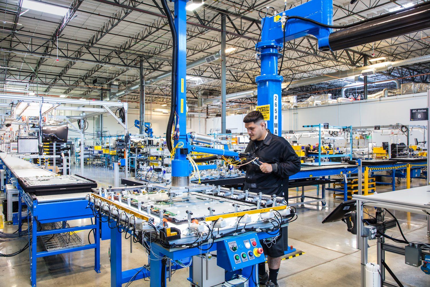 Microsoft launches Windows 10 IoT Core Services into public preview ...