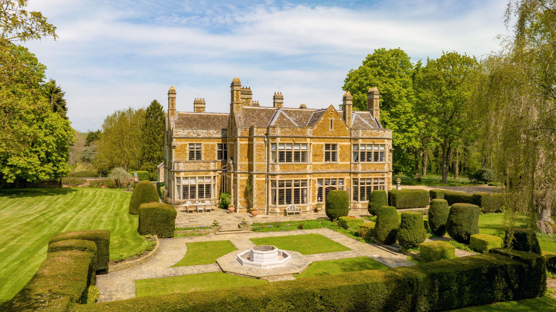 A five-bedroom home within the golden triangle of the Cotswolds that ...