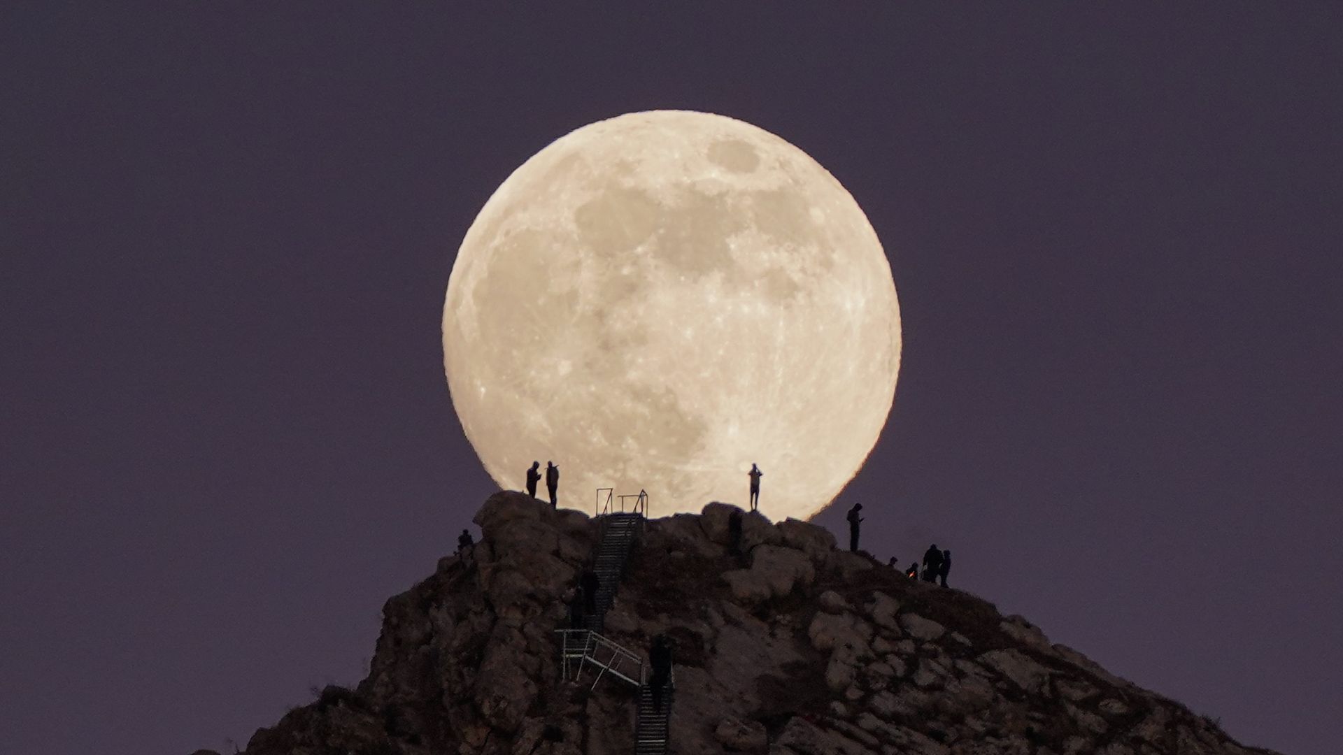December full moon 2024 — Cold Moon puts on a dazzling show for ...