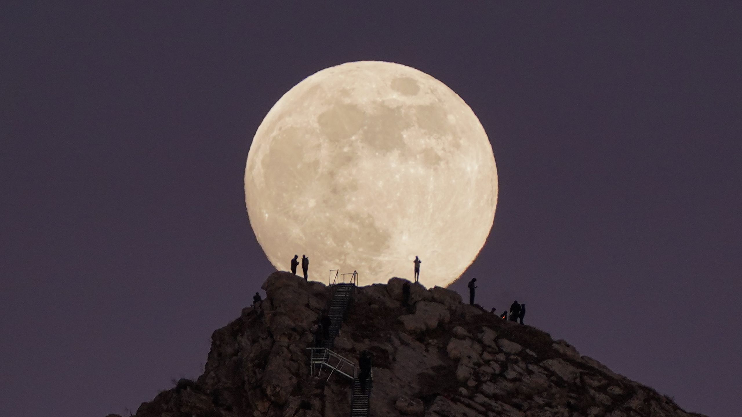 December full moon 2024 — Cold Moon puts on a dazzling show for skywatchers worldwide (photos ...