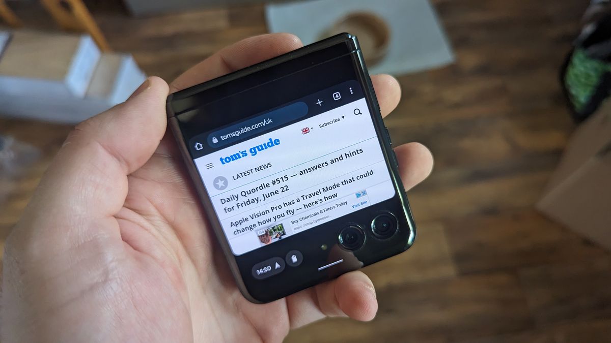 I tried to replace my phone with the Motorola Razr+'s cover display ...