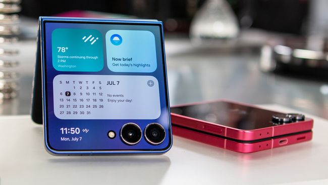 Samsung Galaxy Flip 7 and Flip 7 FE hands-on: One's a powerhouse, one's ...