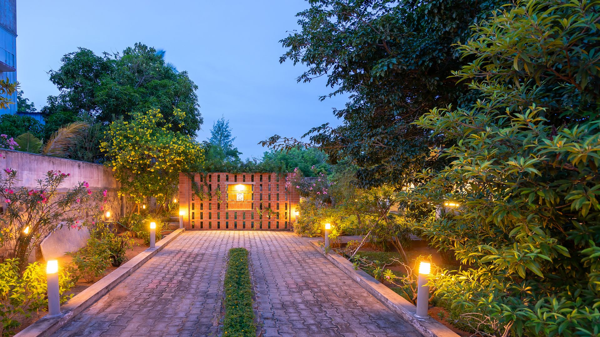 Outdoor pathway lighting ideas that are stylish and safe | Livingetc