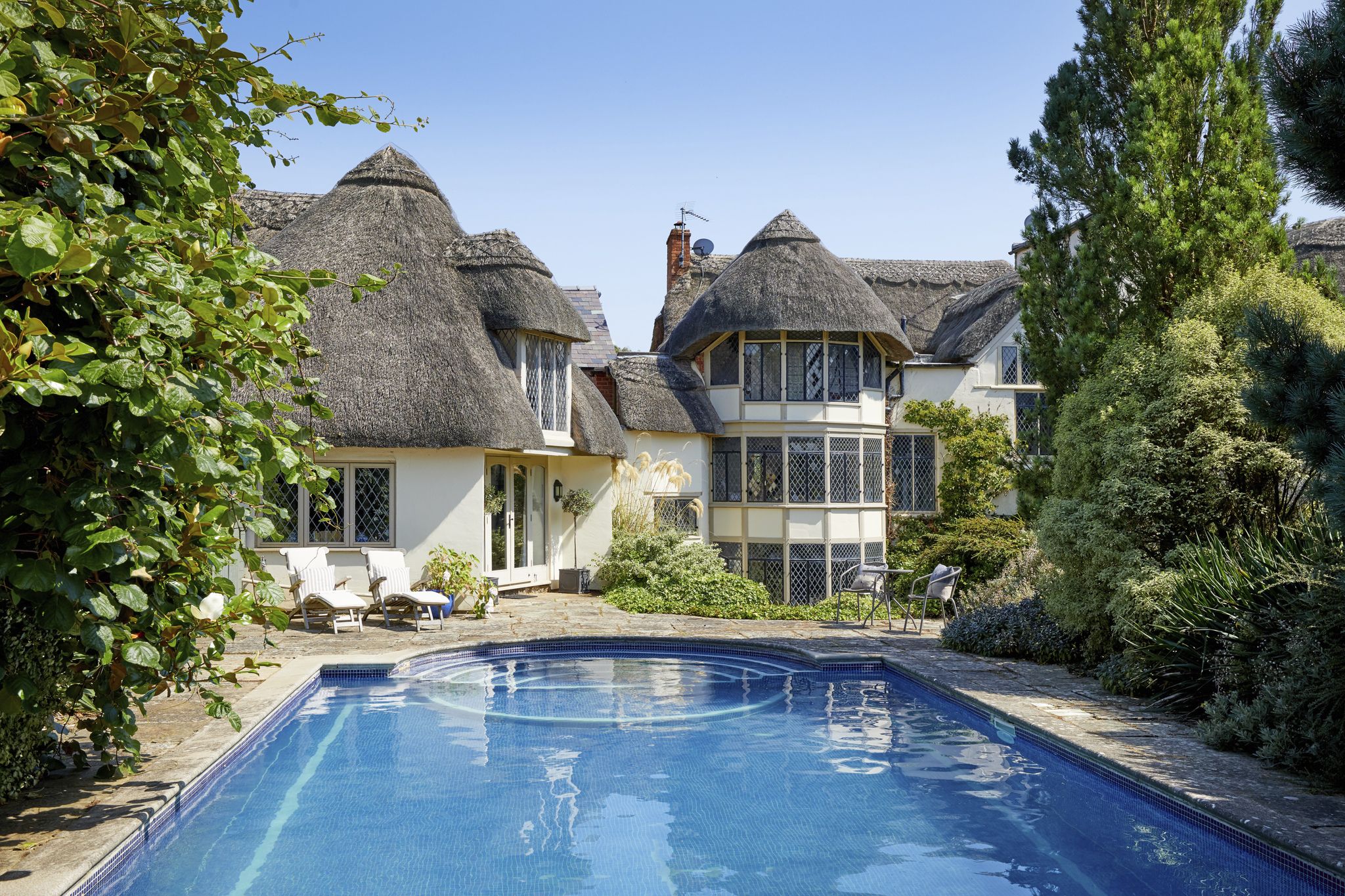 A thatched house in Oxfordshire that blends styles, eras and features ...