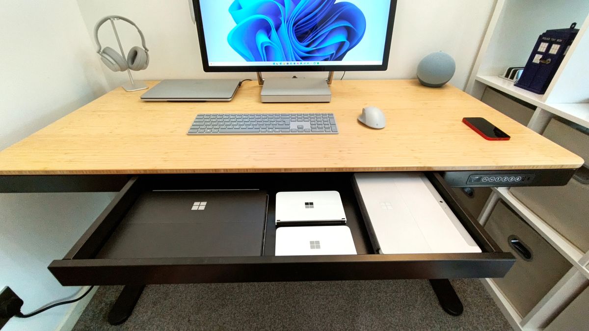 FlexiSpot Q8 review: A flagship standing desk with wireless charging ...