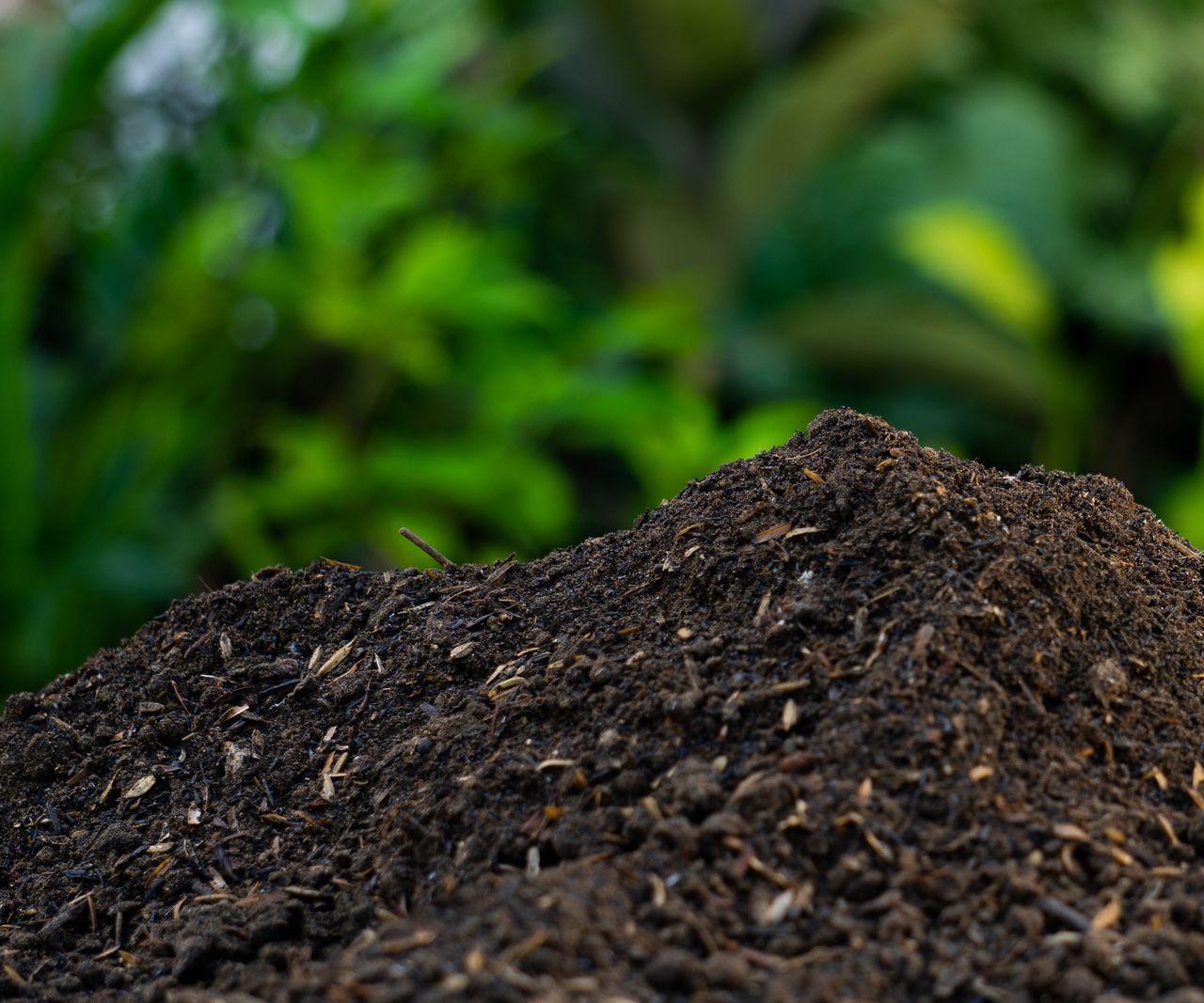 Guide to hot composting – expert advice on how to make it | Homes and ...