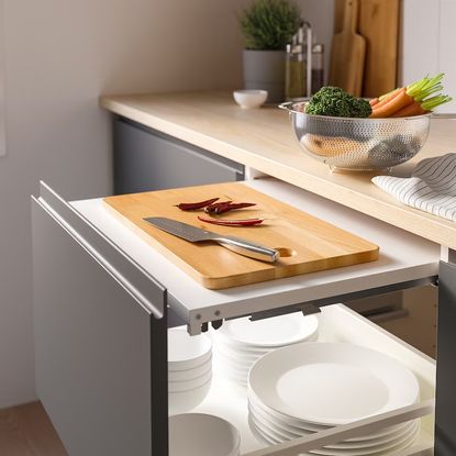 A pull-out countertop is among this small kitchen's cleverest ideas ...