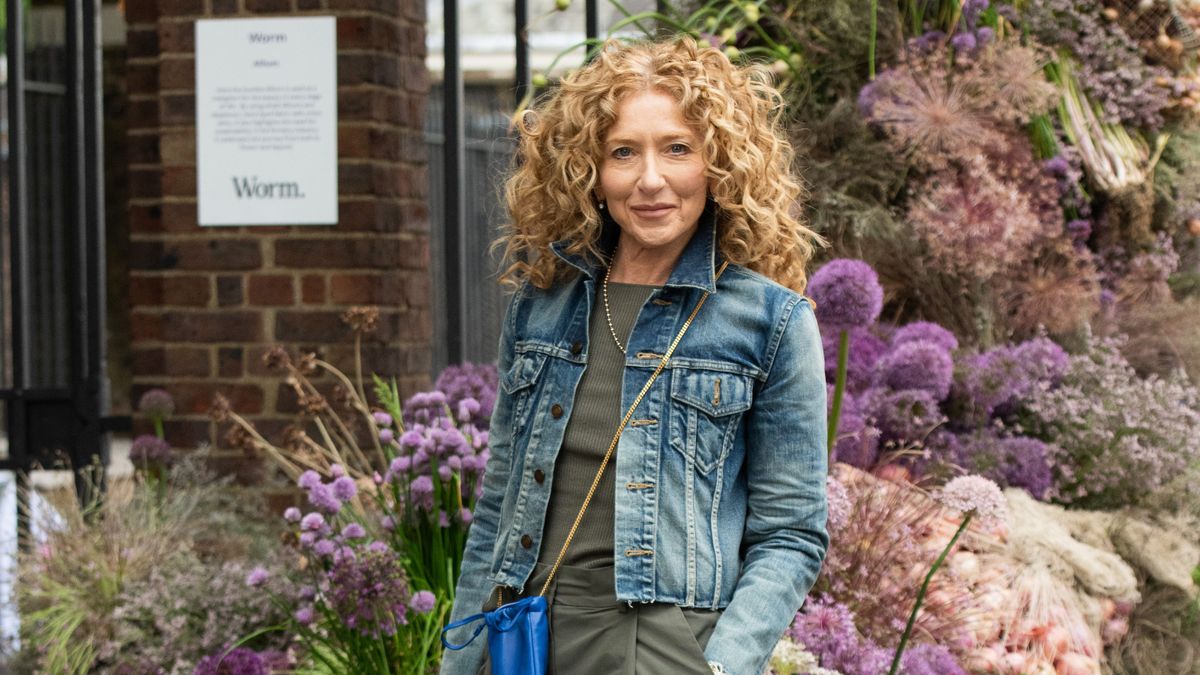 Kelly Hoppen's flower styling hack is so simple it's genius | Ideal Home