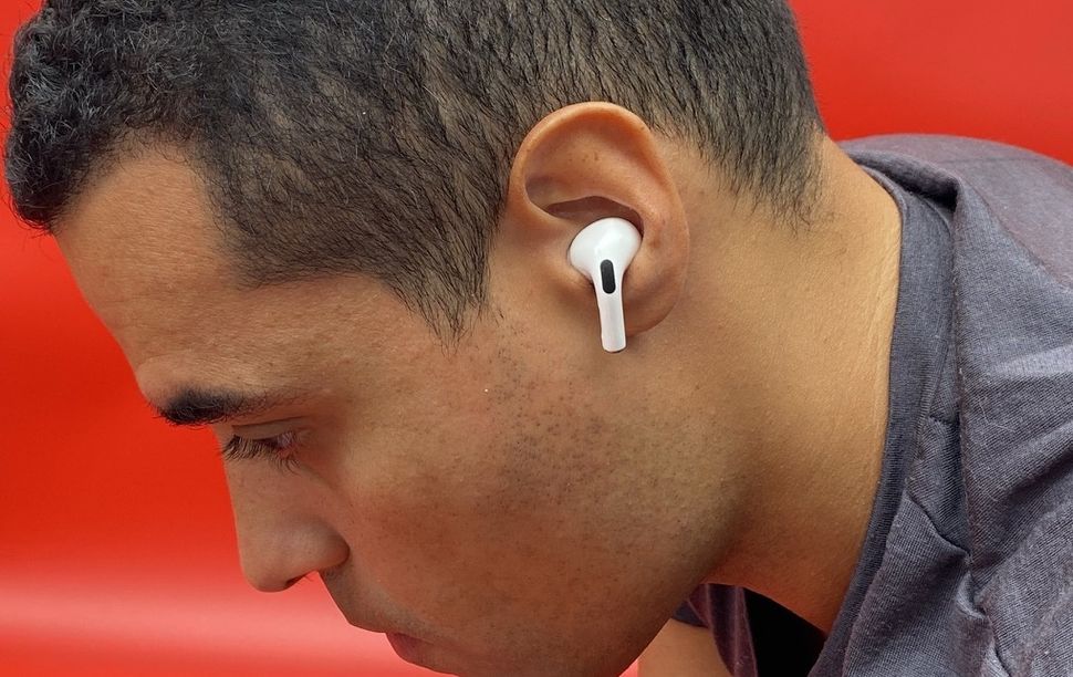 Apple Airpods Pro Vs Bose Quietcomfort Earbuds Which Wireless Earbuds