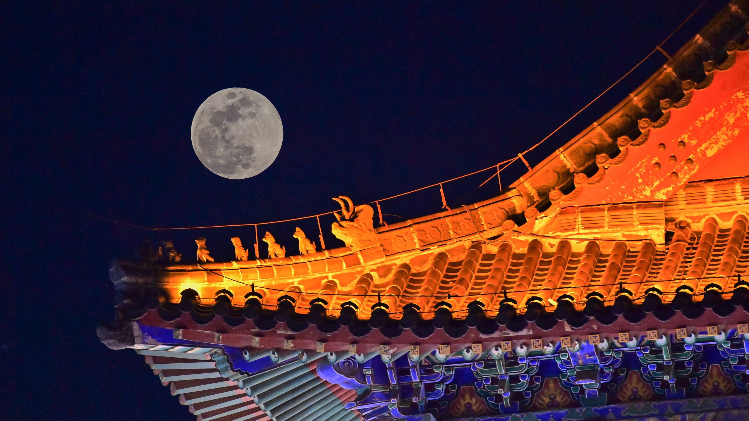 February's Full Snow Moon dazzles in a flurry of stunning photos from ...