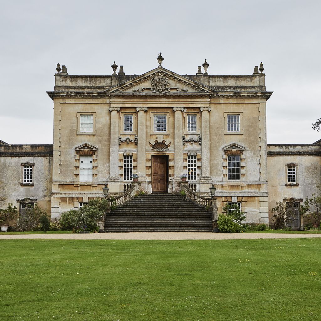 Tour this English 18th century mansion in Gloucestershire | Homes and ...