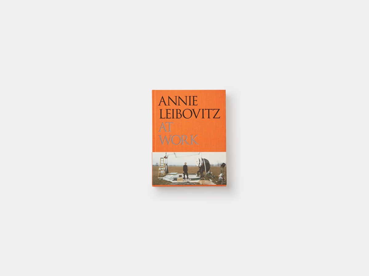 Want to know how to shoot like Annie Leibovitz? This book offers her ...