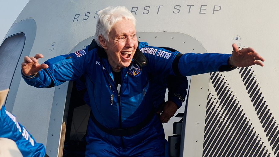 In photos: Blue Origin's 1st New Shepard passenger launch with Jeff ...