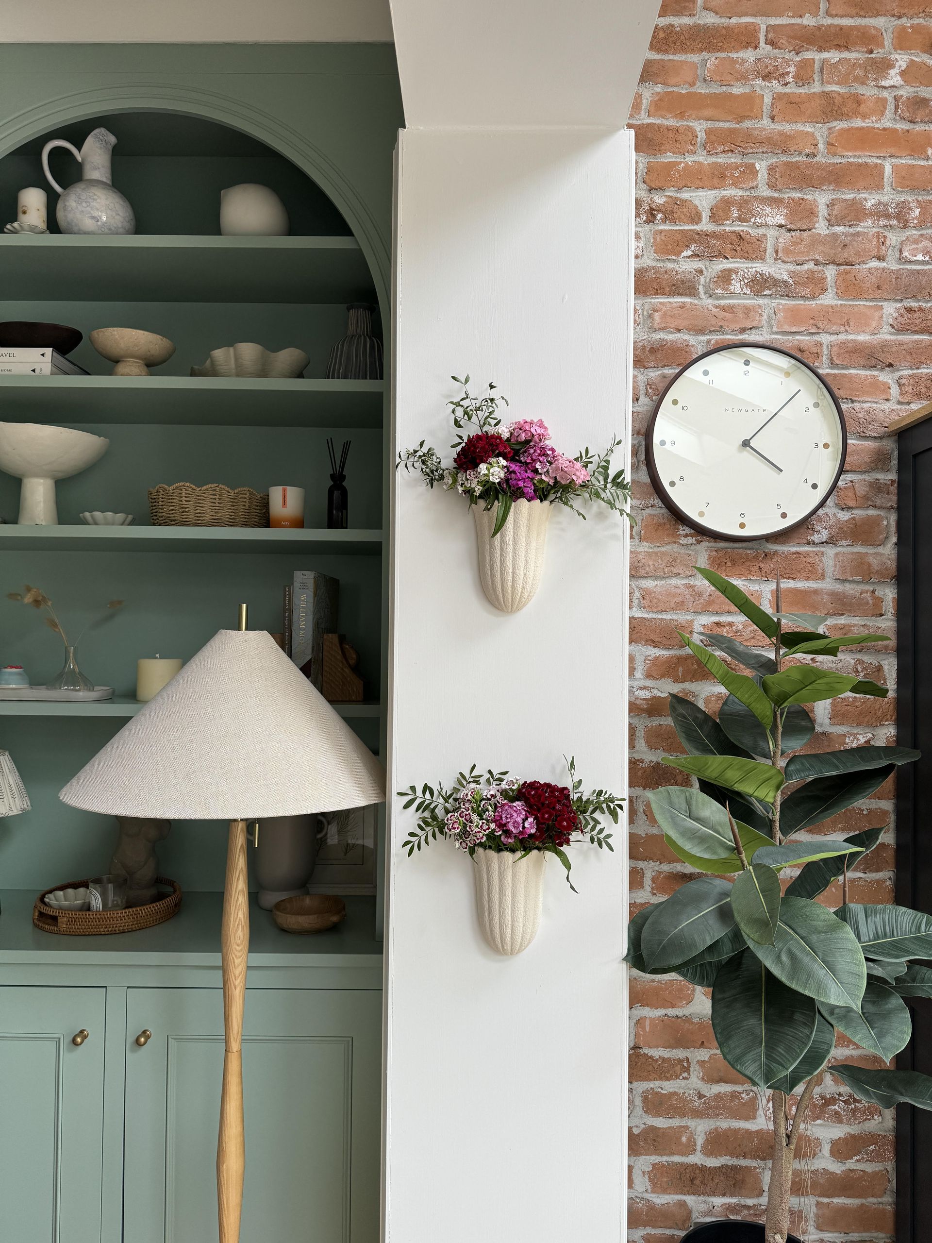 This Viral Trick Lets You Display Flowers on a Blank Wall | Livingetc