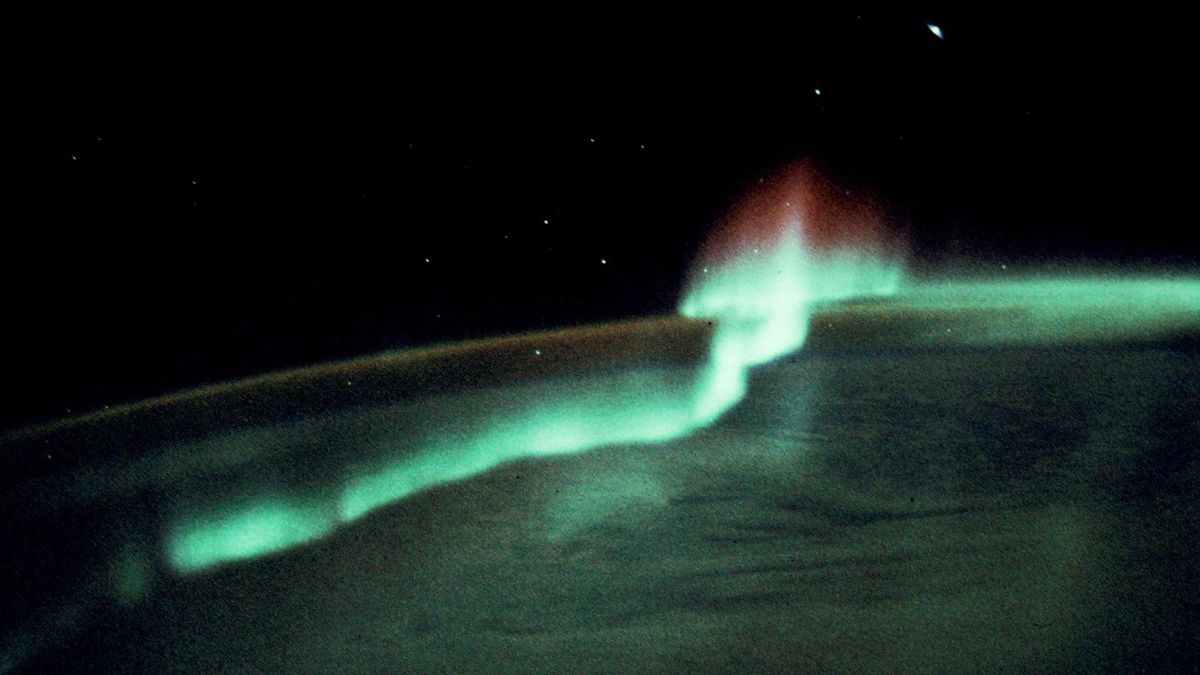 32 stunning photos of auroras seen from space | Live Science