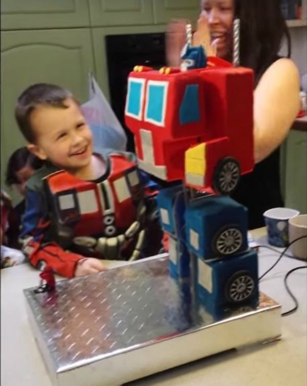 This Kid's Transformers Birthday Cake Is The Coolest Dessert Ever ...