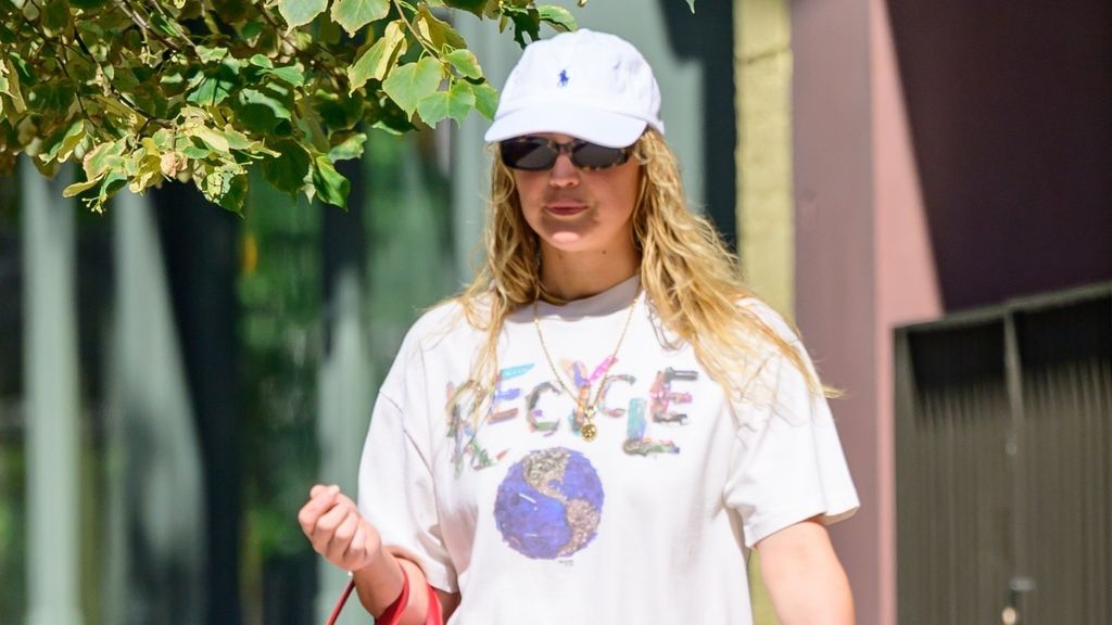 I'm Backing Jennifer Lawrence's Favorite Sandal Trend With an Old Navy ...