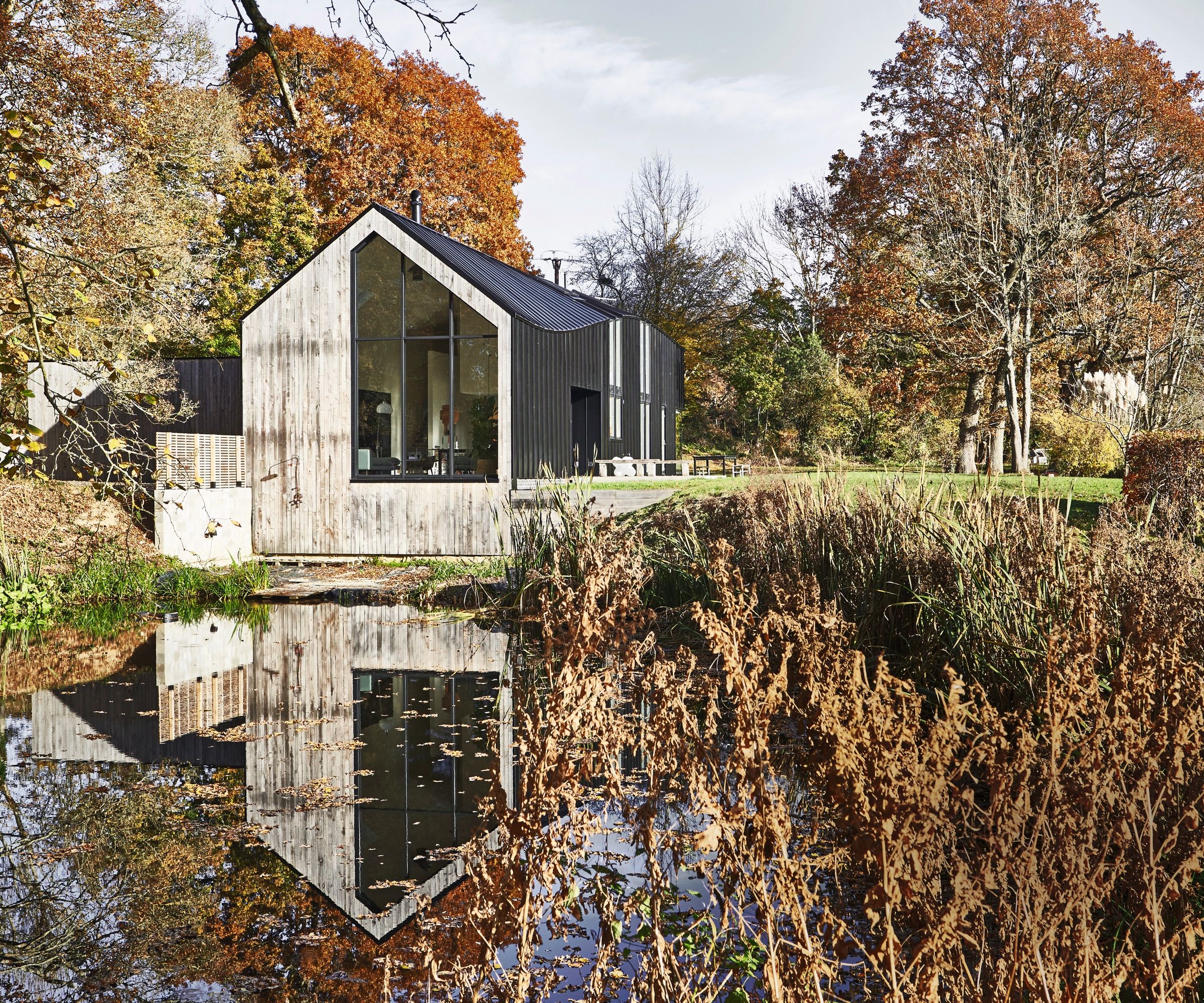 This modern barn-style build in Kent blends contemporary rustic charm ...
