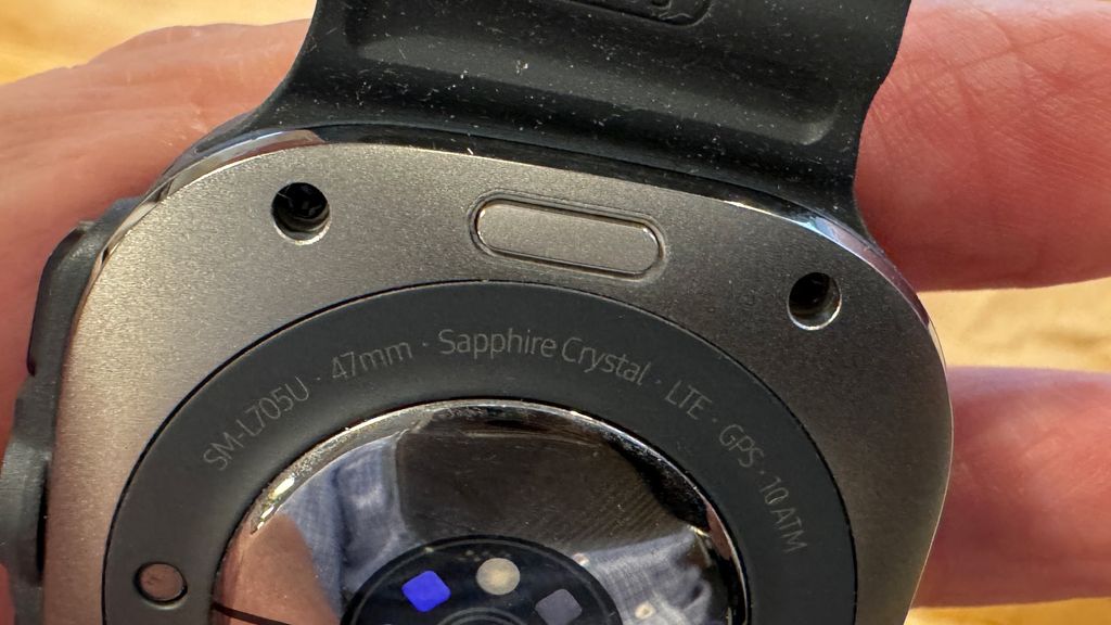 I’ve been wearing the Samsung Galaxy Watch Ultra for 2 weeks and here’s ...