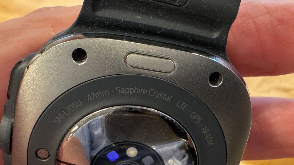 I’ve been wearing the Samsung Galaxy Watch Ultra for 2 weeks and here’s ...