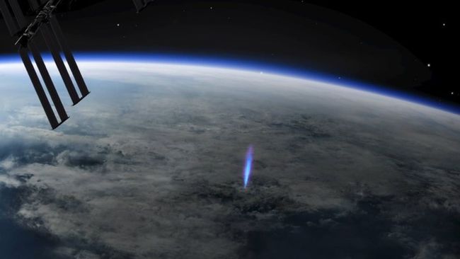 Upward-shooting 'blue jet' lightning spotted from International Space ...