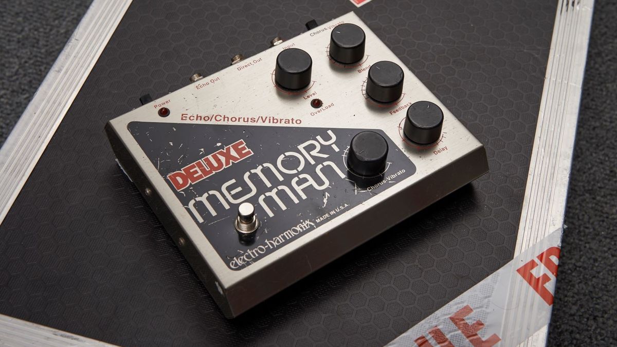 Watch The Edge Demonstrate How the Electro-Harmonix Deluxe Memory Man ...