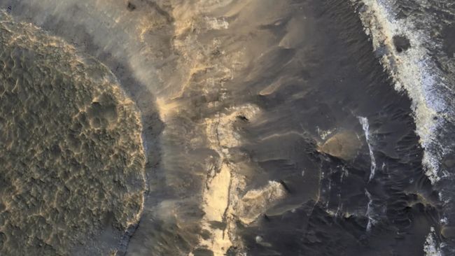 Mars crater is 'chock-full' of opal gemstones, hinting at widespread ...