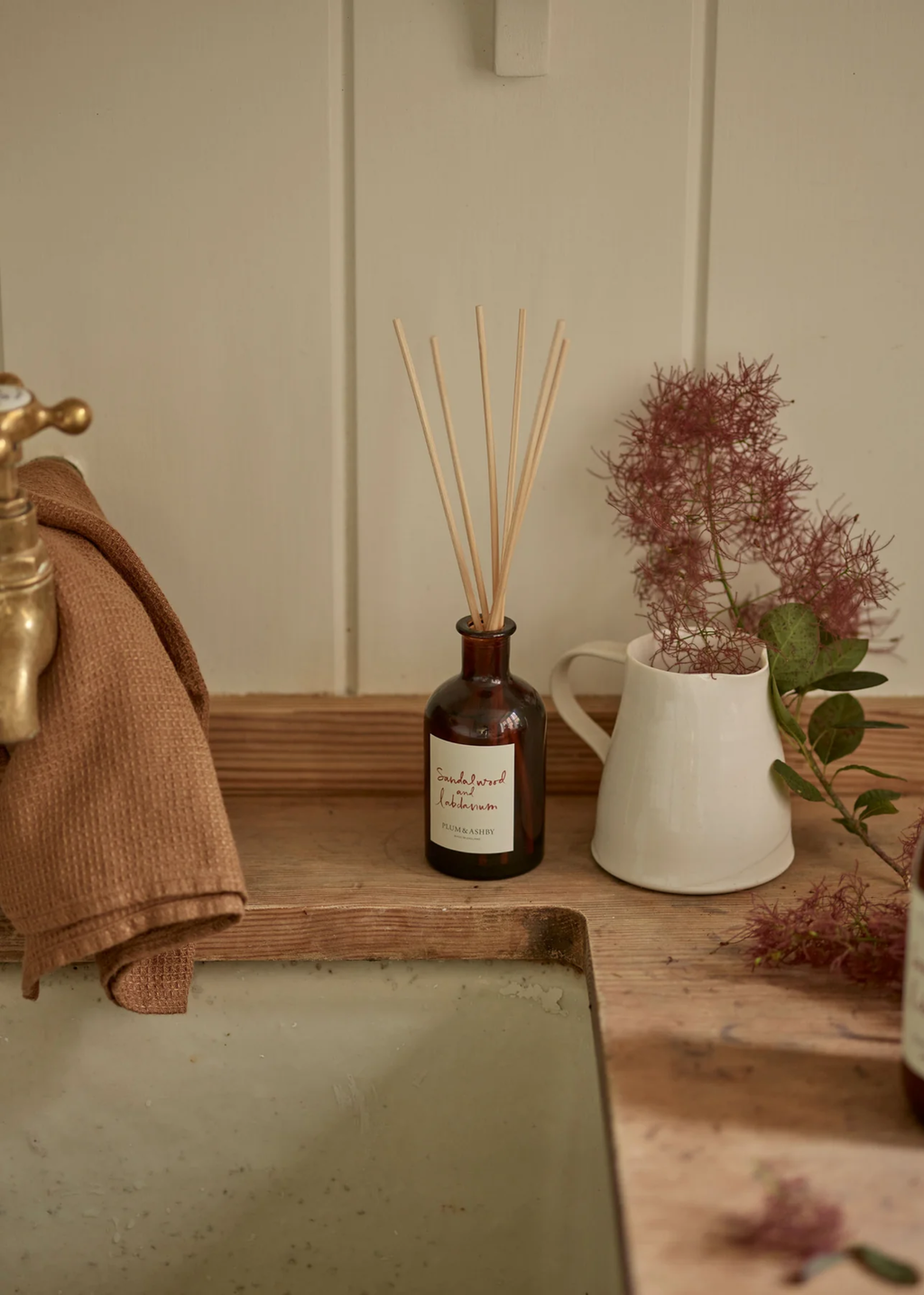 How Do Reed Diffusers Work: Everything You Need to Know | Livingetc