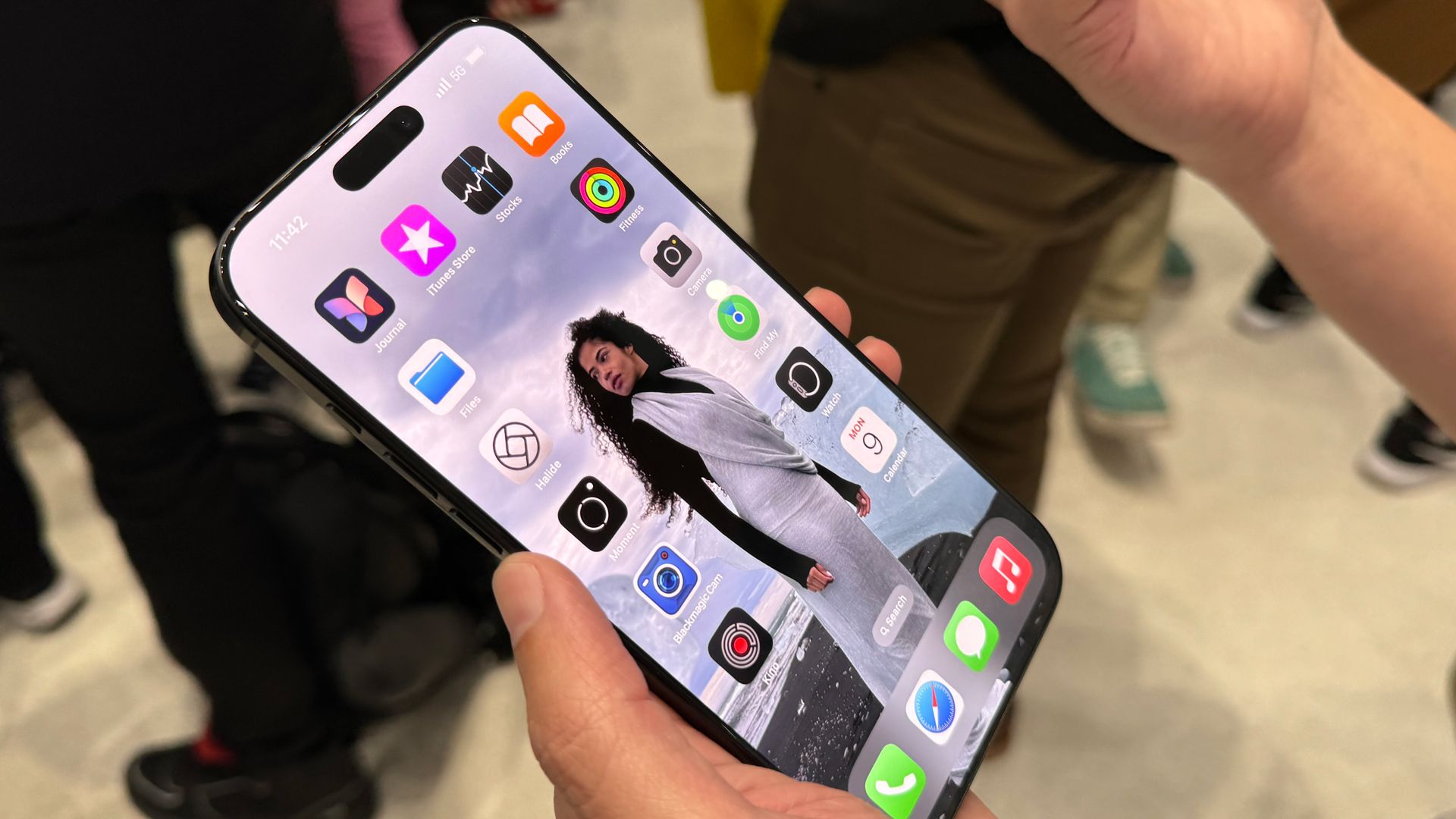 Some iPhone 16 Pro users are experiencing touchscreen issues, but there ...