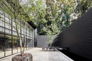 19 Courtyard garden ideas that maximise a small, paved outdoor space ...