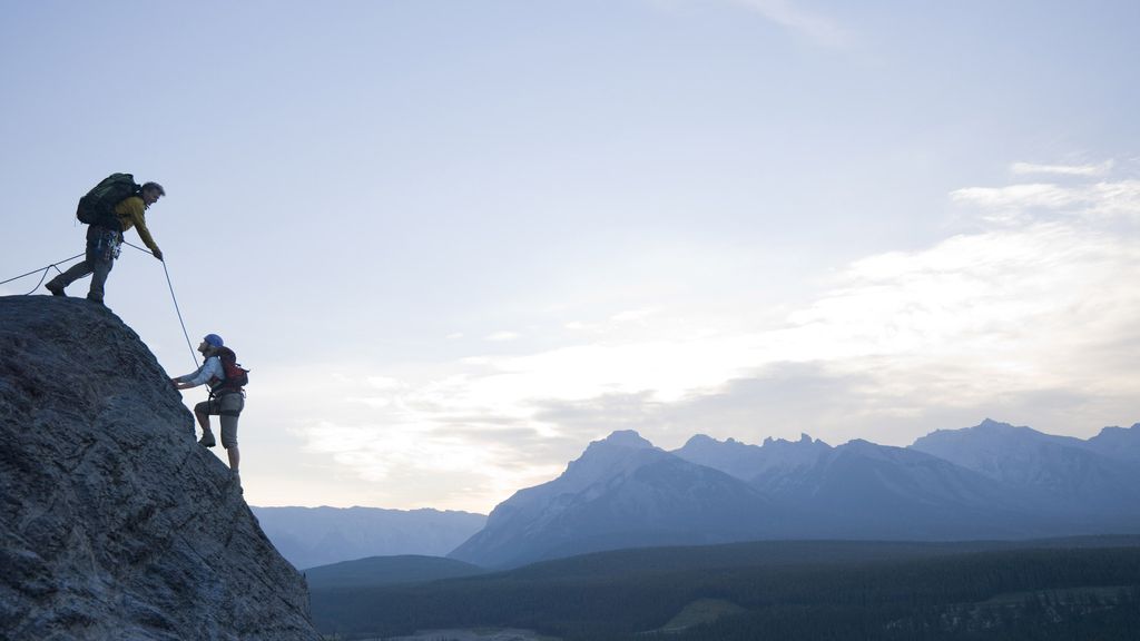 What is top roping and how does it differ to lead climbing? | Advnture