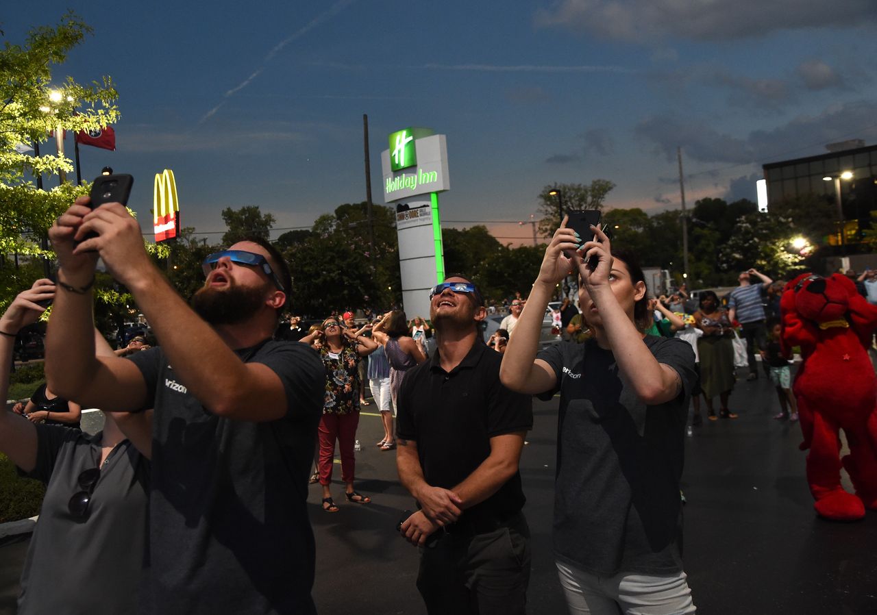13 photos of Americans awed and overwhelmed by the total eclipse | The Week