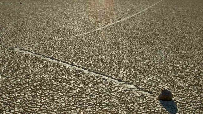 Racetrack Playa: The home of Death Valley's mysterious 'sailing stones ...