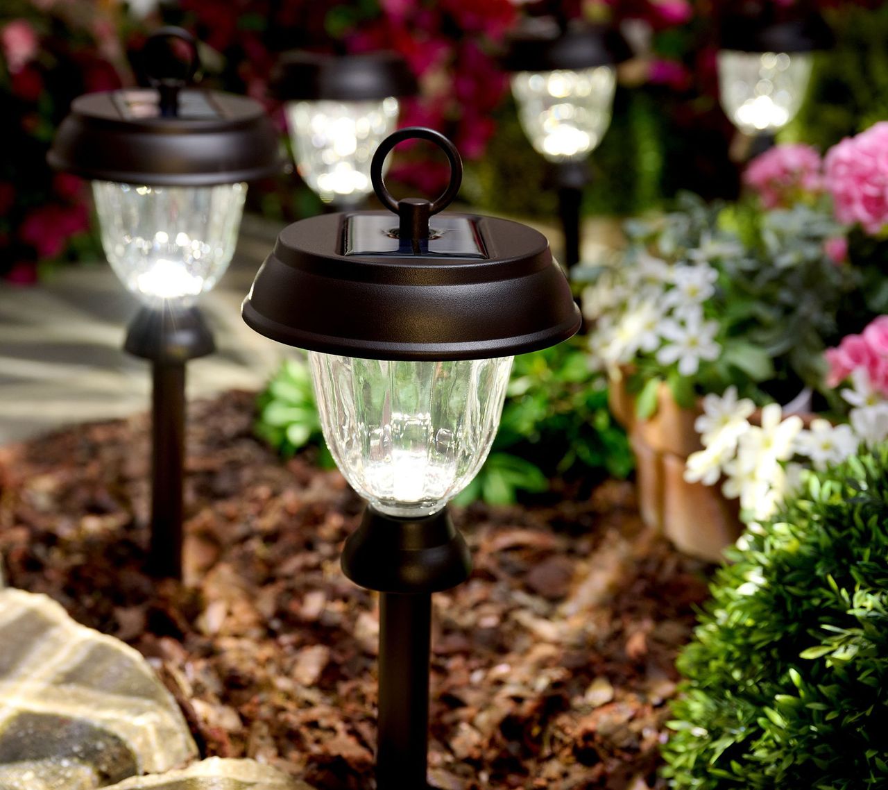 How to make solar lights work in winter: 4 simple tips | Homes and Gardens