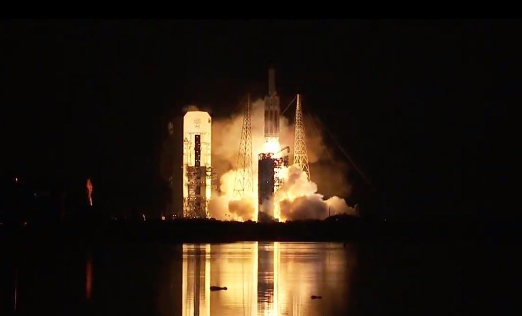 Powerful Delta IV Heavy rocket launches secret US spy satellite to ...