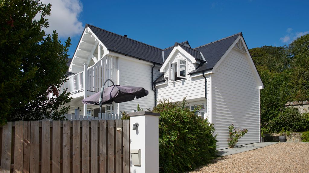 15 driveway fencing ideas to elevate your entrance | Homebuilding