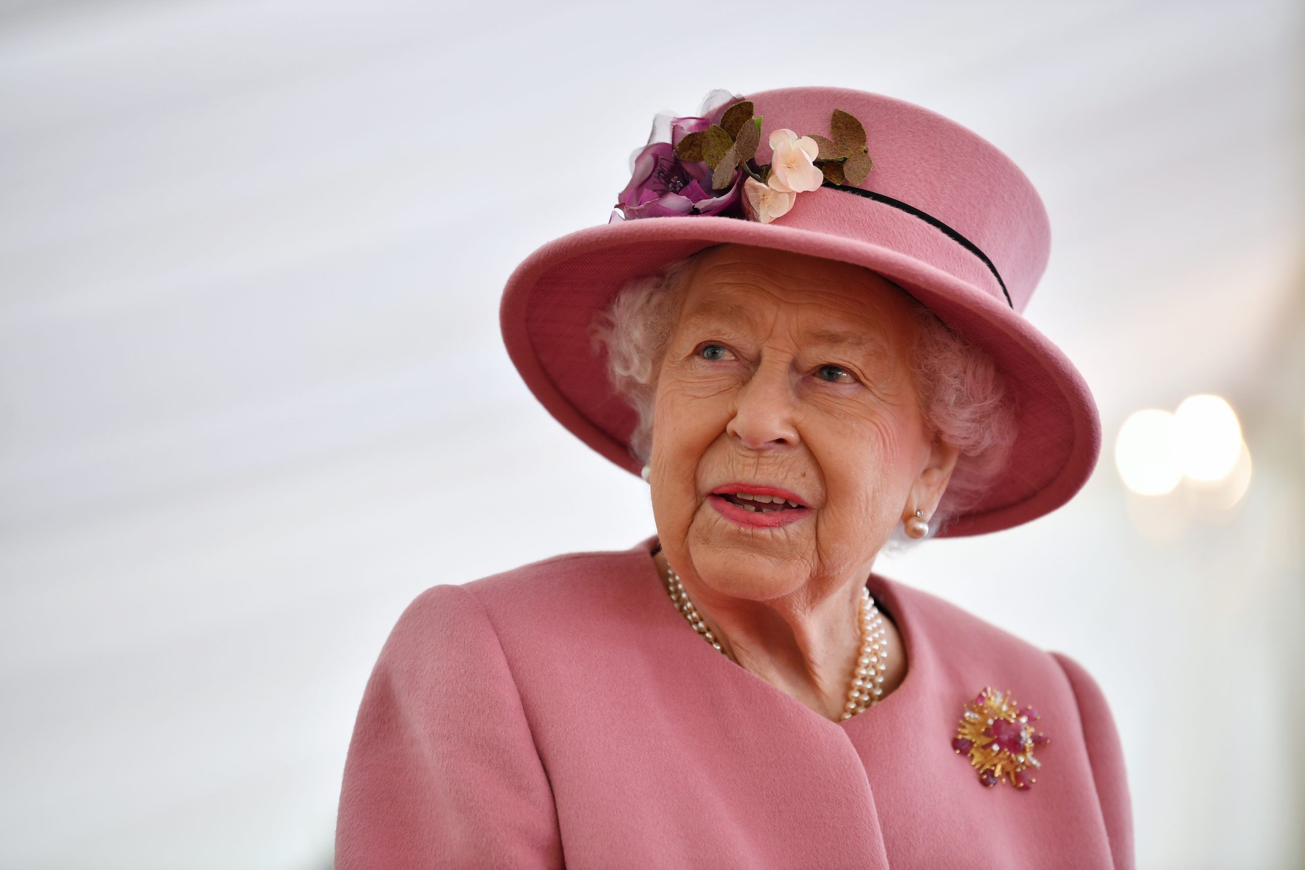 The Queen sparks fierce debate among royal fans with controversial ...