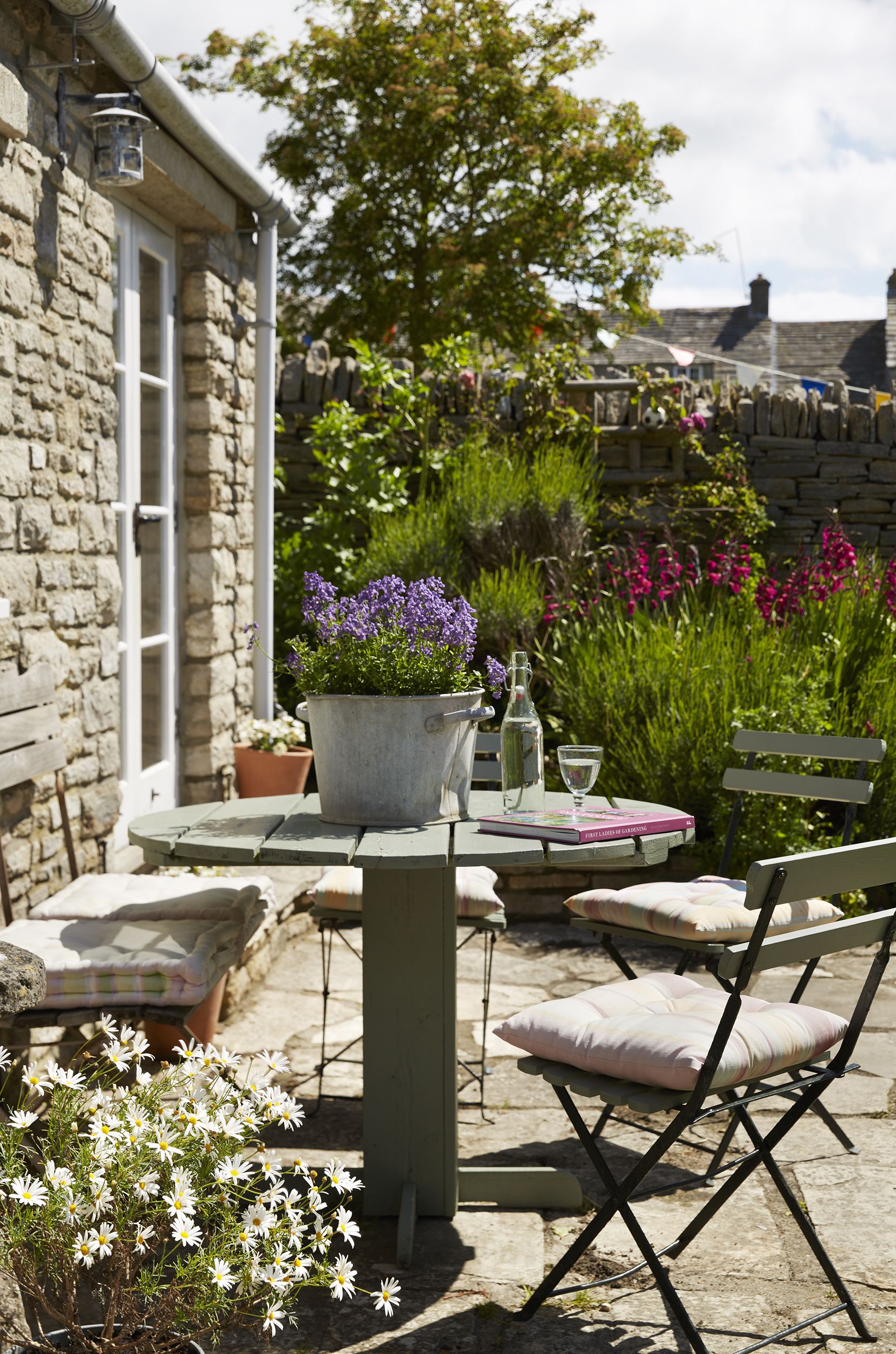 Traditional outdoor dining spaces: 19 beautiful ideas for your garden ...