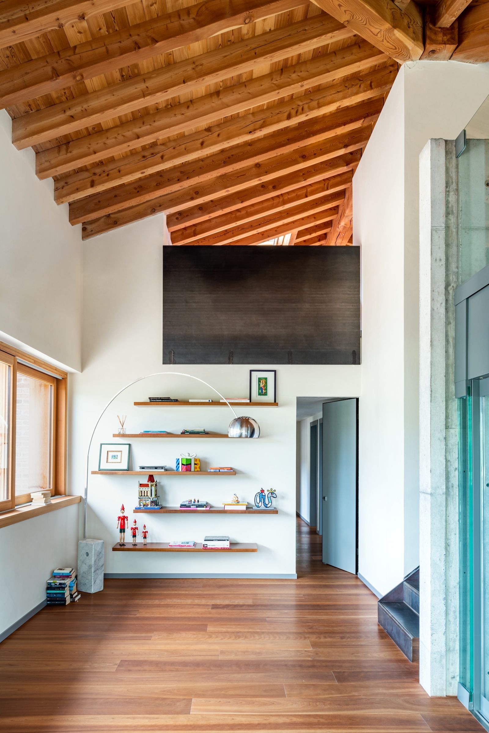 See inside a striking converted barn that dates back to 1700s | Livingetc