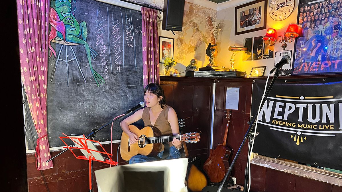 Wish you were here? David Gilmour stuns tiny Brighton pub with live rendition of Pink Floyd ...
