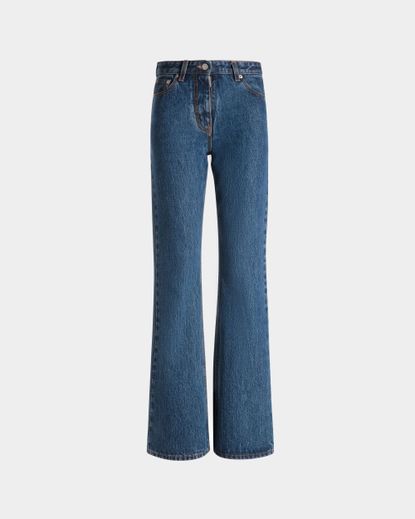 Suki Waterhouse Wore Anti-Skinny Flared Jeans with Big 2025 Trends ...