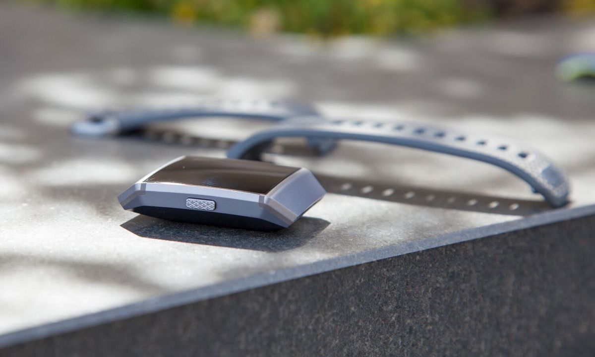 Fitbit Ionic Review: Next-Gen Fitness Smartwatch, Last-Gen Looks | Tom ...