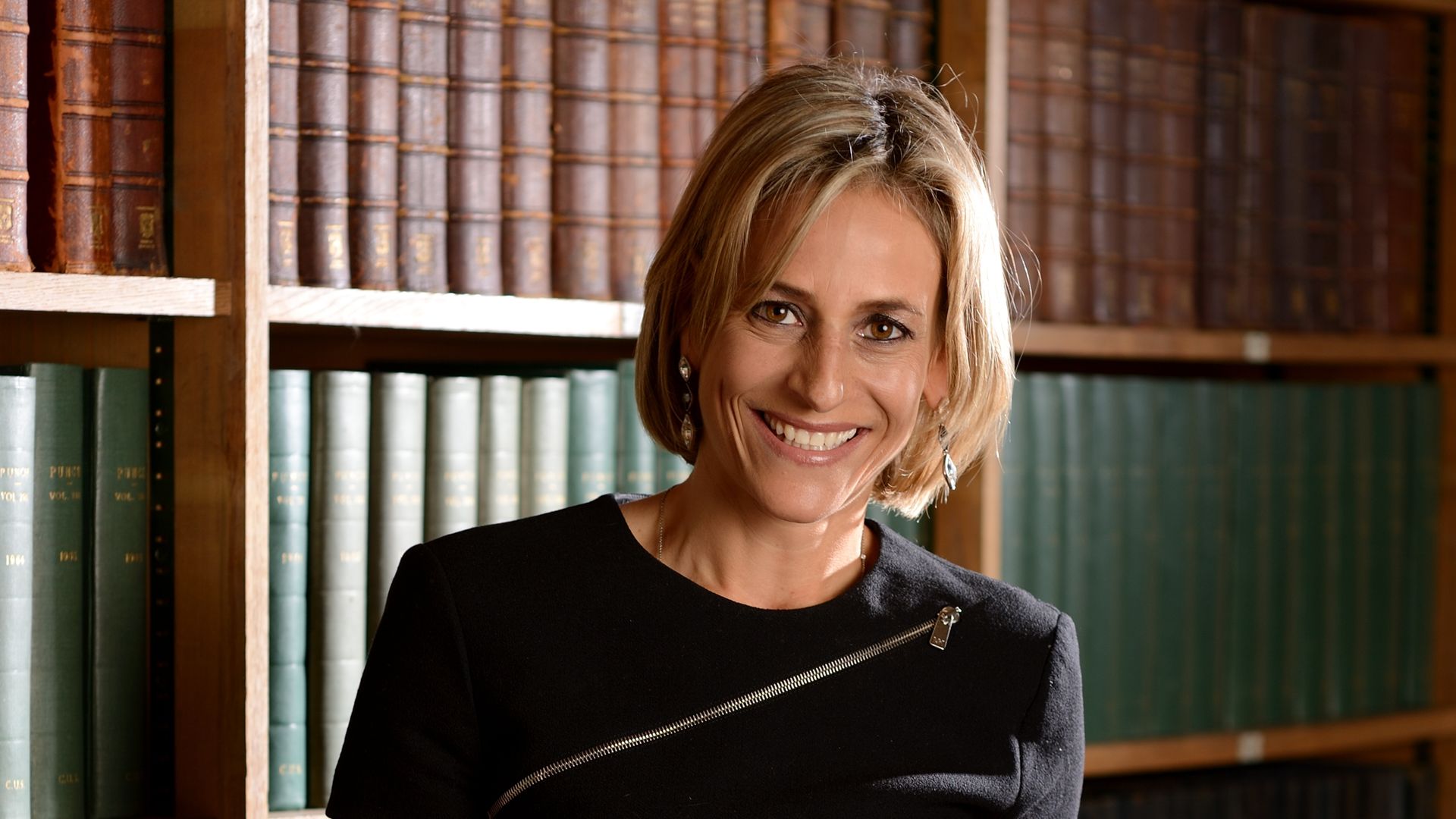 Gillian Anderson's Emily Maitlis transformation with short bob | Woman ...