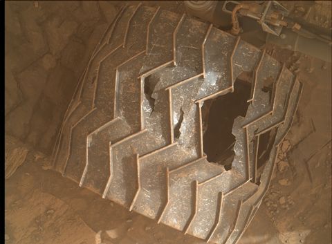 Rugged Mars has taken big bites out of Curiosity rover's wheels (photos ...